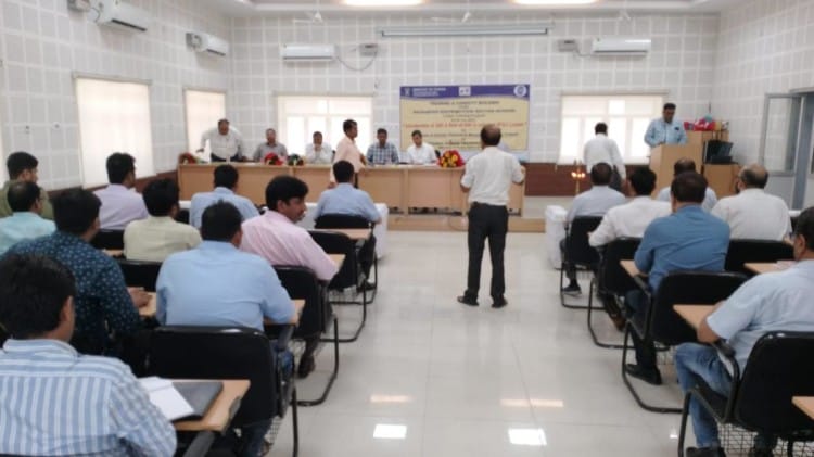 Varanasi News:बिजली विभाग के चेयरमैन एम देवराज ने की अधिकारियों संग ...