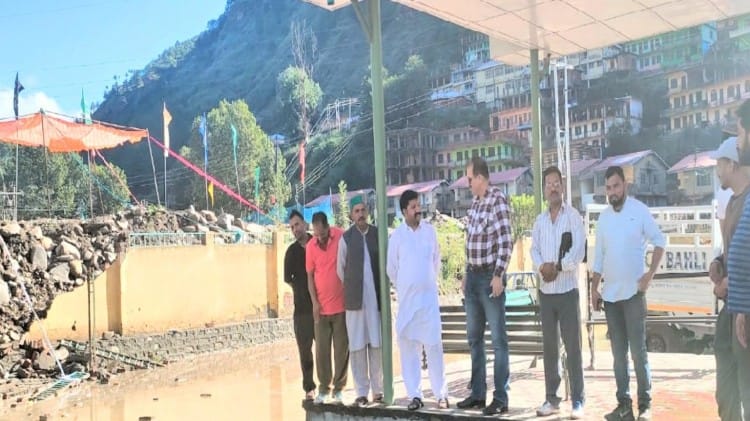 Chirgaon Shimla:भारी बारिश से चिड़गांव बस अड्डे की सुरक्षा दीवार टूटी ...