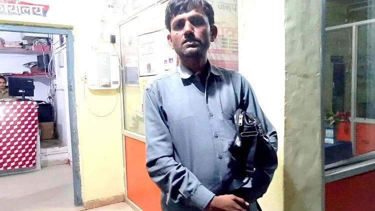 Hamipur News:बस यात्रियों और चेकिंग दल के बीच हुई हाथापाई, परिचालक ... Hamipur News:बस यात्रियों और चेकिंग दल के बीच हुई हाथापाई, परिचालक ...