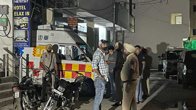 Encounter Between Police And Gangsters In Baltana Of Punjab - Amar ...