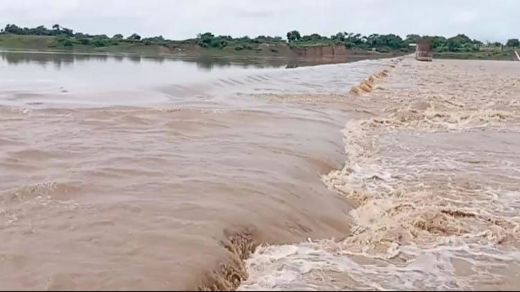 Mp Weather:मध्यप्रदेश के 12 जिलों में भारी बारिश का अलर्ट, उफान पर ...