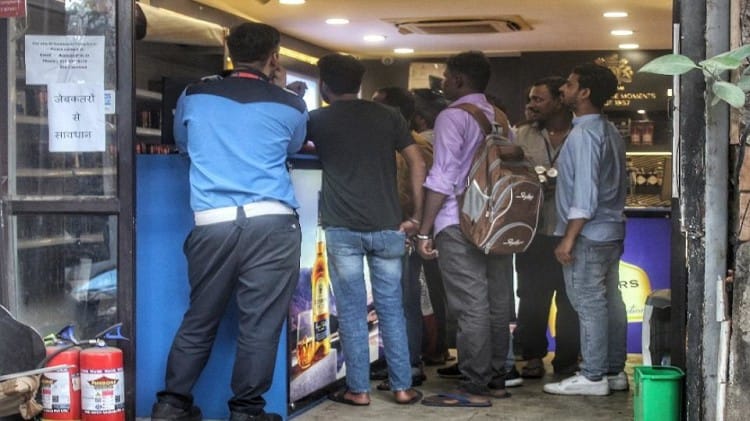 शराब की बिक्री पर असमंजस:ठेकों पर नहीं मिल रहा मनपसंद ब्रांड, स्टॉक की ...