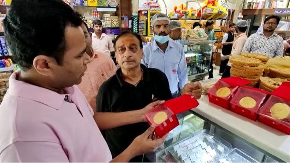 Raksha Bandhan:आगरा के बाजार में बिक रहा 'गोल्डन घेवर', 25 हजार रुपये ...