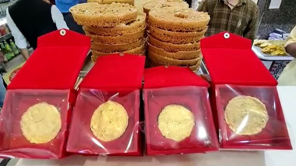 Raksha Bandhan:आगरा के बाजार में बिक रहा 'गोल्डन घेवर', 25 हजार रुपये ...