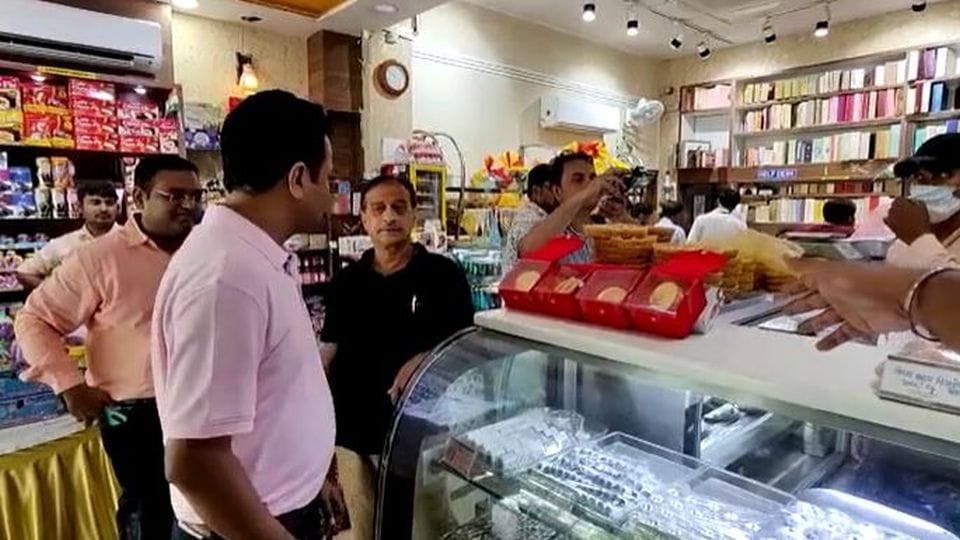 Raksha Bandhan:आगरा के बाजार में बिक रहा 'गोल्डन घेवर', 25 हजार रुपये ...