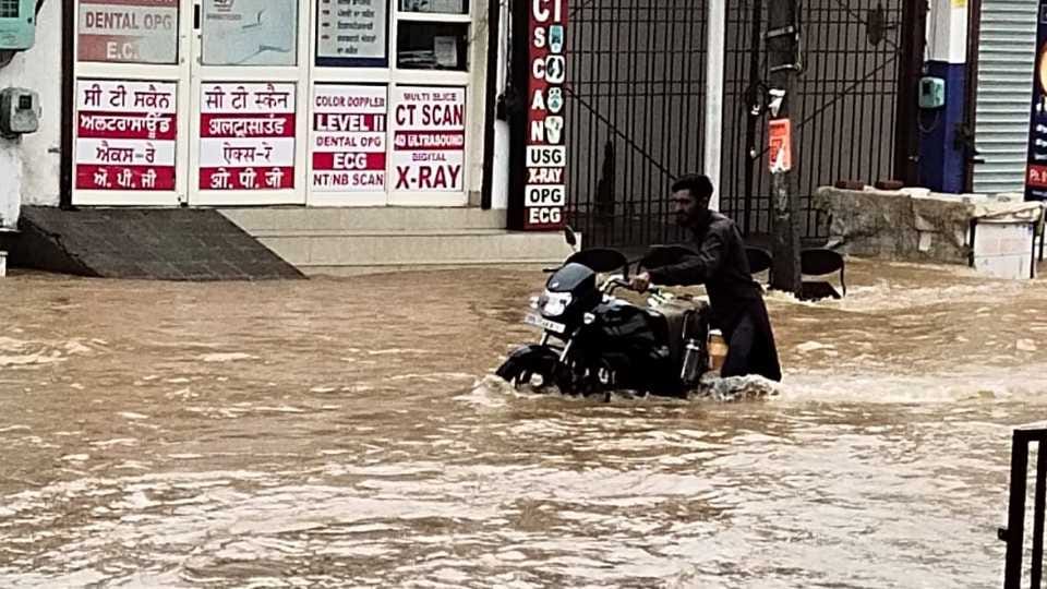 पठानकोट में भारी बारिश:कई इलाके जलमग्न, अस्पताल में भरा पानी, हवा में ...