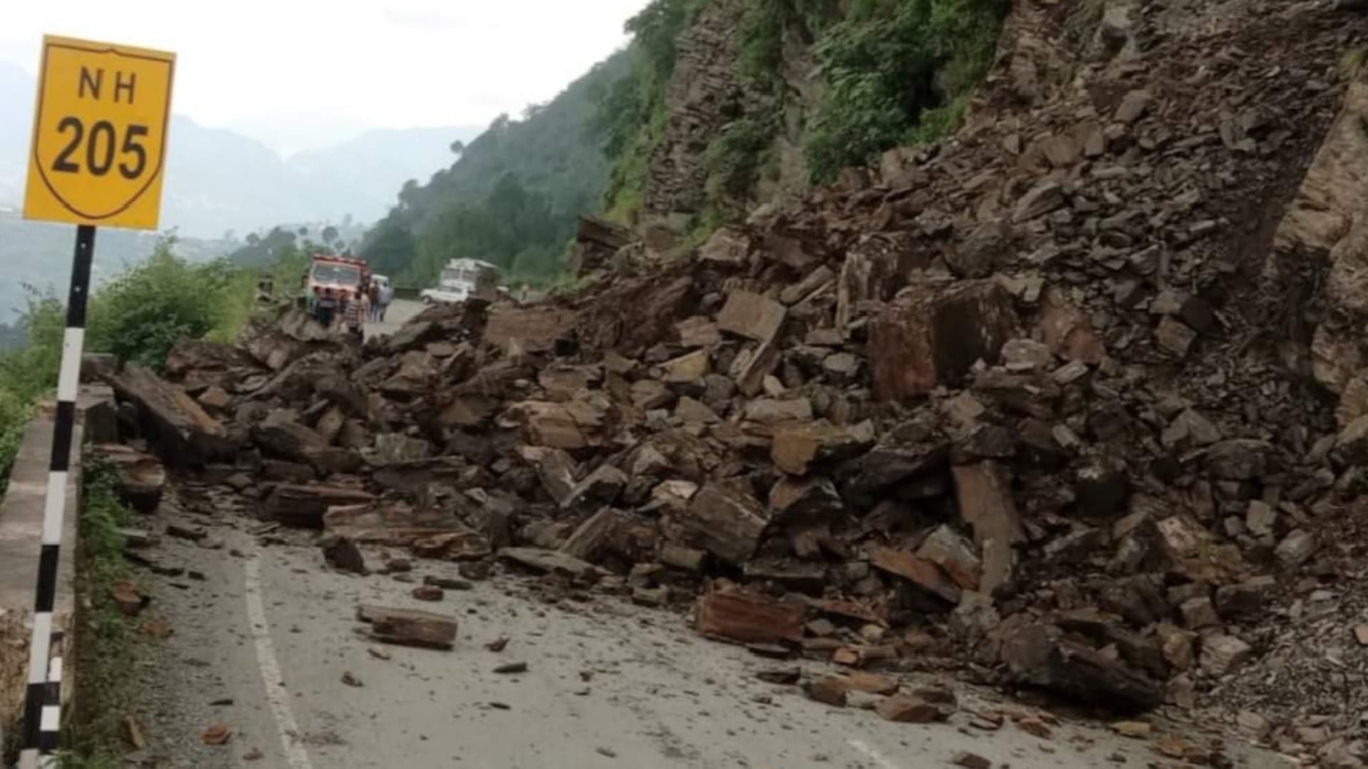 Landslide On Shimla-mandi Nh, Traffic Affected - Shimla News ...