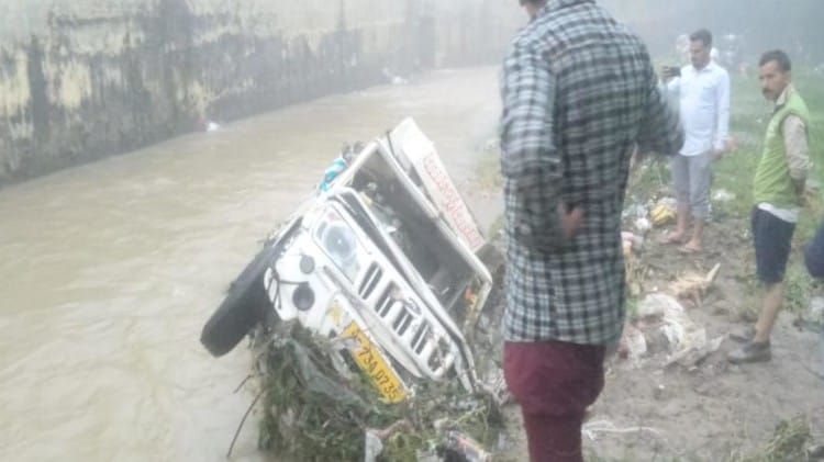 Himachal Weather Update, Heavy Rain Wreaks Havoc, Vehicles Swept Away ...
