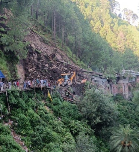 चंबा-पठानकोट राष्ट्रीय उच्च मार्ग भूस्खलन से छह घंटे रहा अवरूद्ध ...