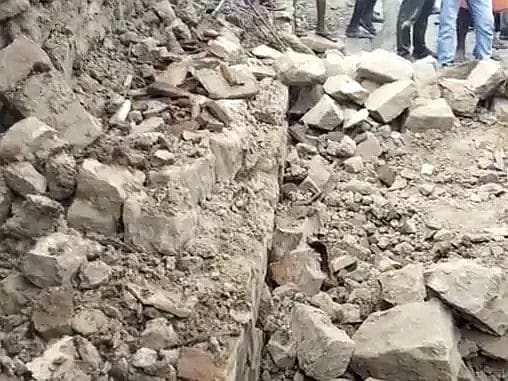 चित्रकूट :कच्ची दीवार ढही, मलबे में दबकर भाई-बहन की मौत - Chitrakoot ...