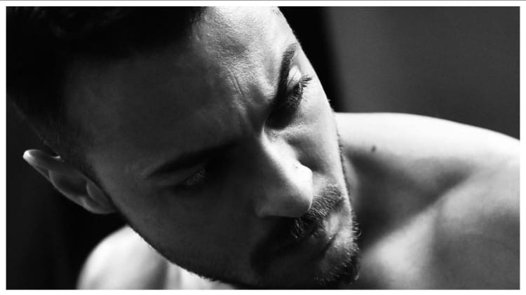 Ayush Sharma:मुंह में रबर बैंड फंसाए नजर आए आयुष शर्मा, तीसरी फिल्म में ...