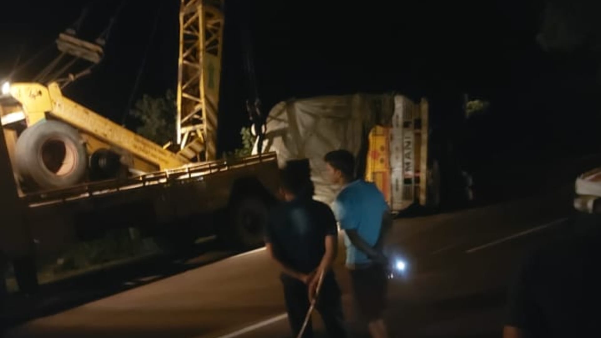 Chhatarpur:कार पर पलटा अनाज से भरा हुआ ट्रक, जेसीबी की मदद से तीन घंटे ...