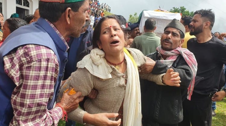 Major Nandan Singh:शहीद का पार्थिव शरीर पहुंचते ही ताबूत से लिपट पड़े ...