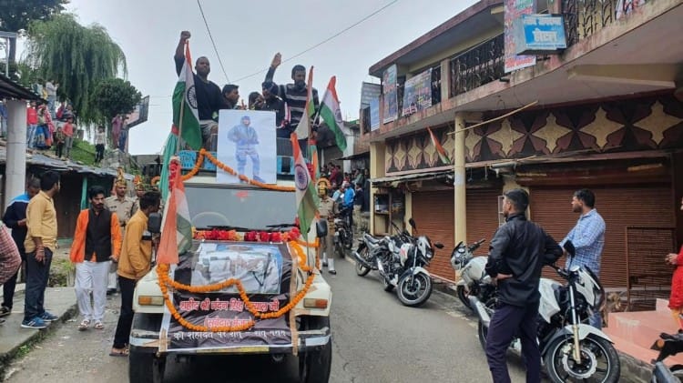 Major Nandan Singh:शहीद का पार्थिव शरीर पहुंचते ही ताबूत से लिपट पड़े ...