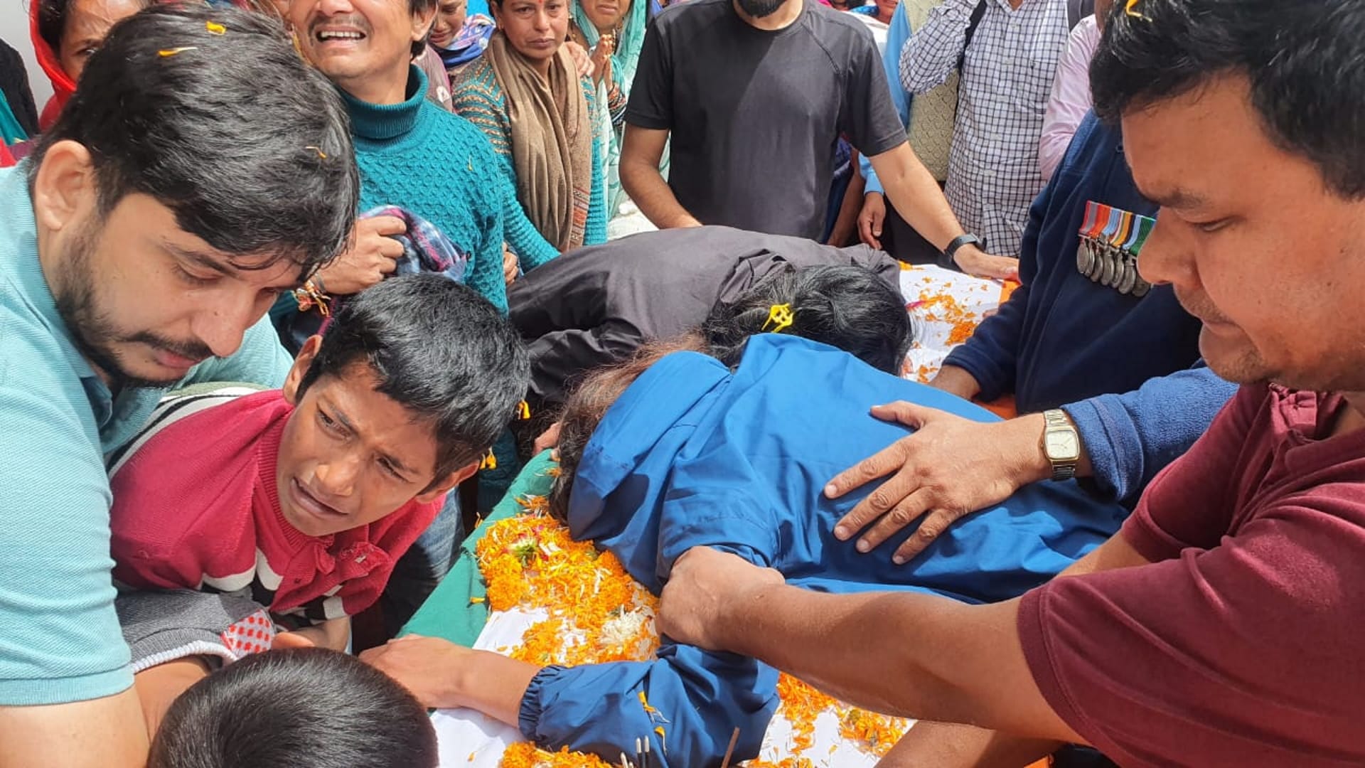 नम आंखों से दी अंतिम विदाई:तिरंगे में लिपटे बेटे को देख भर आईं पिता की ...