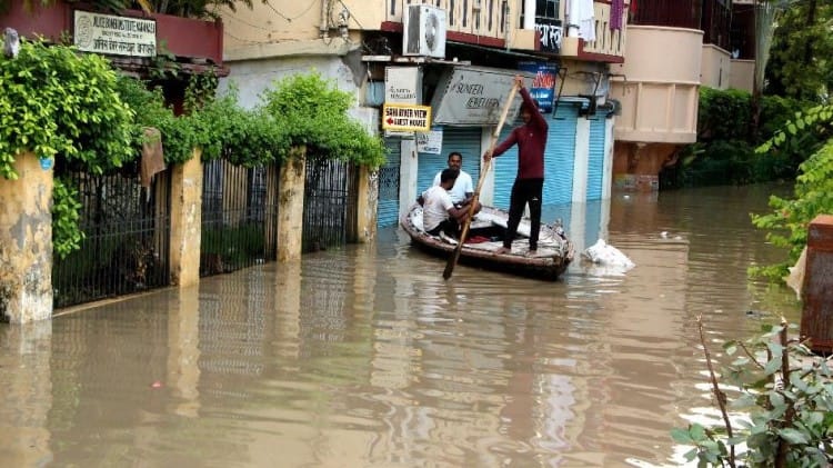 Varanasi Flood :गंगा ने पार किया खतरे का निशान, डूबे घाट-मंदिर और ...