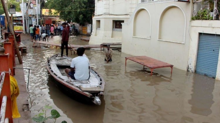 Varanasi Flood :गंगा ने पार किया खतरे का निशान, डूबे घाट-मंदिर और ...