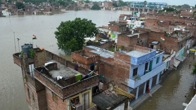 Varanasi Flood :गंगा ने पार किया खतरे का निशान, डूबे घाट-मंदिर और ...