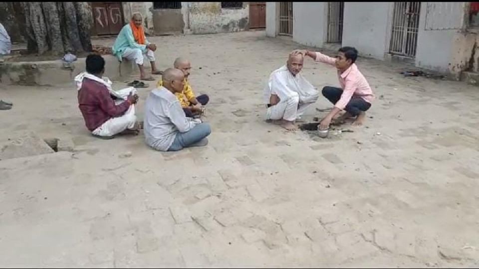 Villagers Organized Mundan After Death For Monkey Barauli Ahir Agra Up News - Amar Ujala Hindi ...