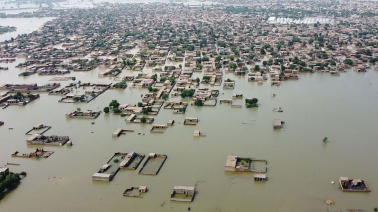 Flood in Pakistan:पीएम शहबाज ने बाढ़ प्रभावित क्षेत्रों का किया दौरा ...
