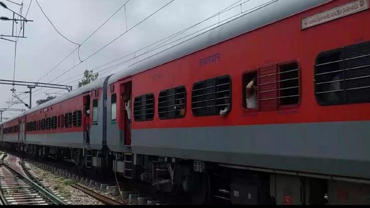 Sabarmati Express Train से निकलने लगा धुआं, यात्री भयभीत, सूझबूझ से ऐसे ...