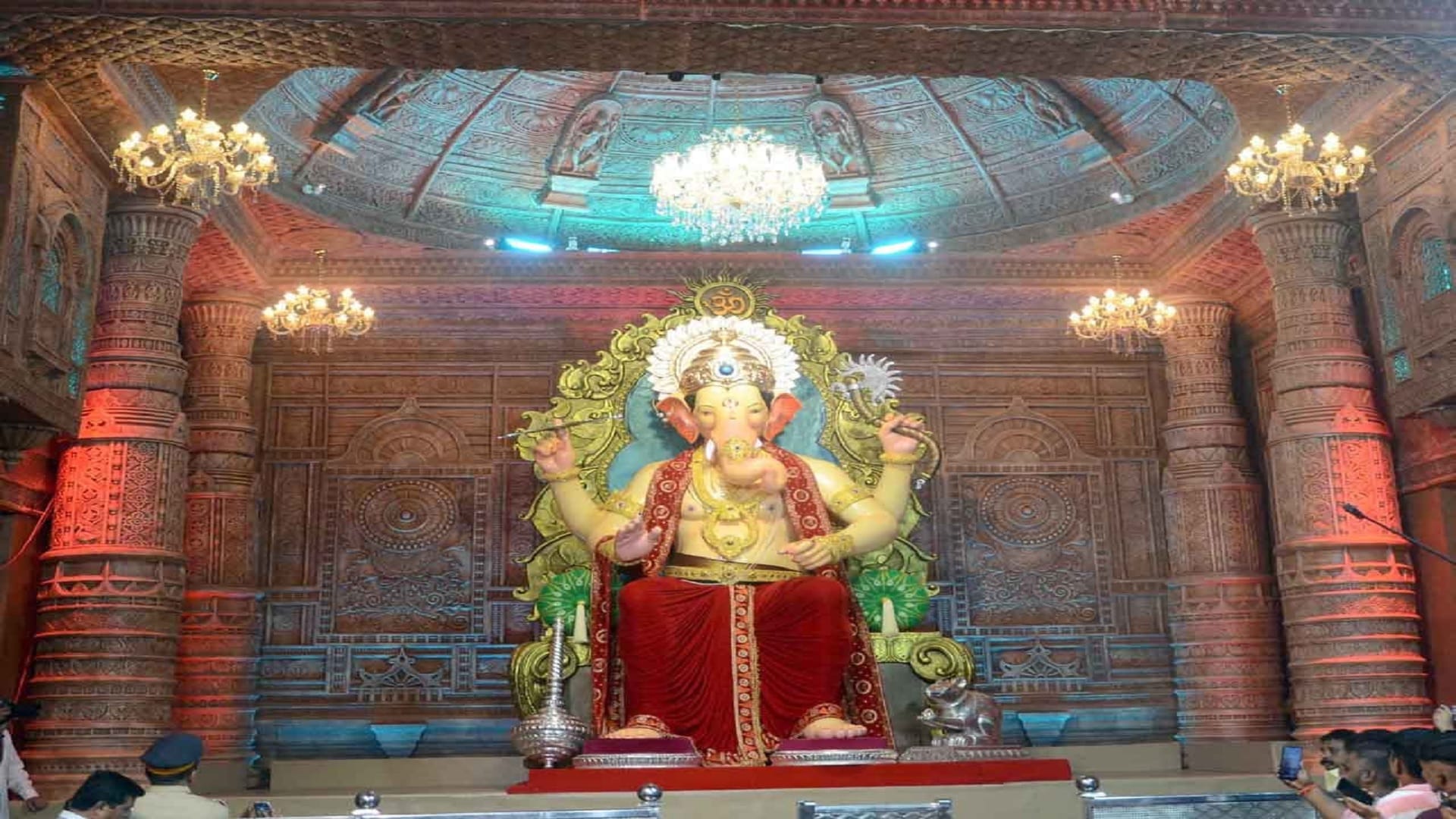 Maharashtra :मुंबई में विराजे 'लालबाग के राजा', सोमवार रात हुआ अनावरण ...