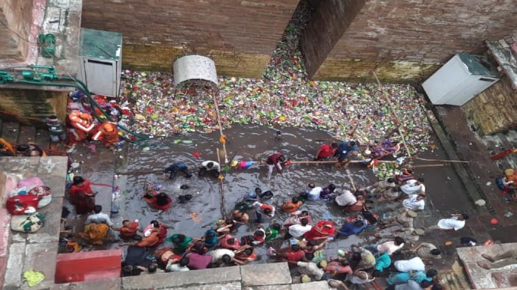 तस्वीरें:काशी के लोलार्क कुंड में आस्था की डुबकी, दो लाख से अधिक ...