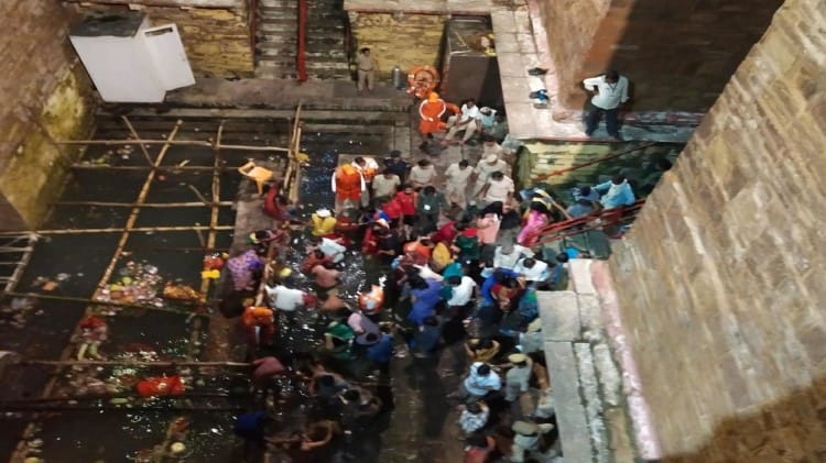 तस्वीरें:काशी के लोलार्क कुंड में आस्था की डुबकी, दो लाख से अधिक ...