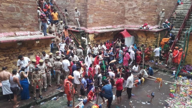 तस्वीरें:काशी के लोलार्क कुंड में आस्था की डुबकी, दो लाख से अधिक ...