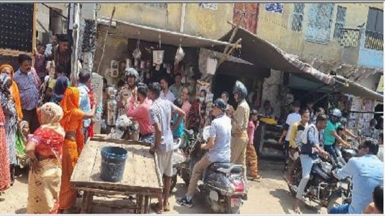 Agra News:पानी न मिलने पर महिलाओं का सब्र टूटा, जाम लगाकर किया हंगामा ...