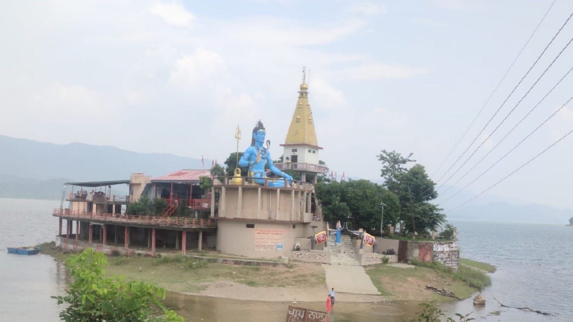 Gobind Sagar Lake:गोबिंद सागर झील का बढ़ा जलस्तर, बाबा गरीब नाथ मंदिर ...