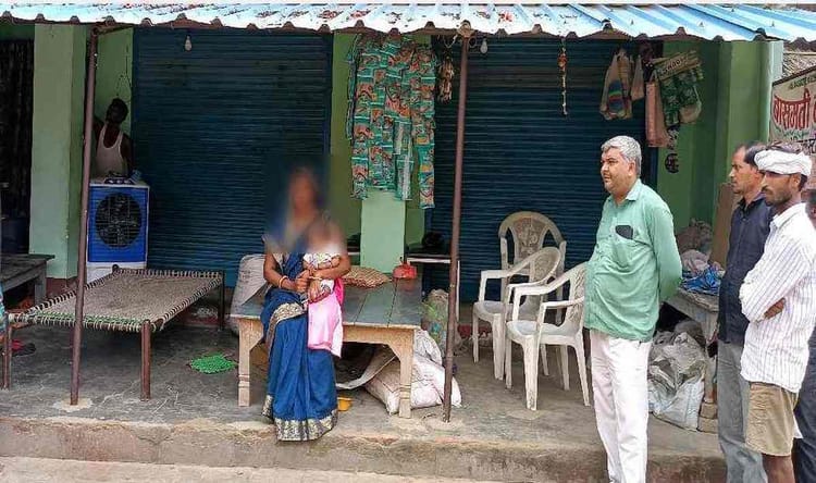 Woman Sitting On Protest Outside Inlaws House With Innocent In Azamgarh ...
