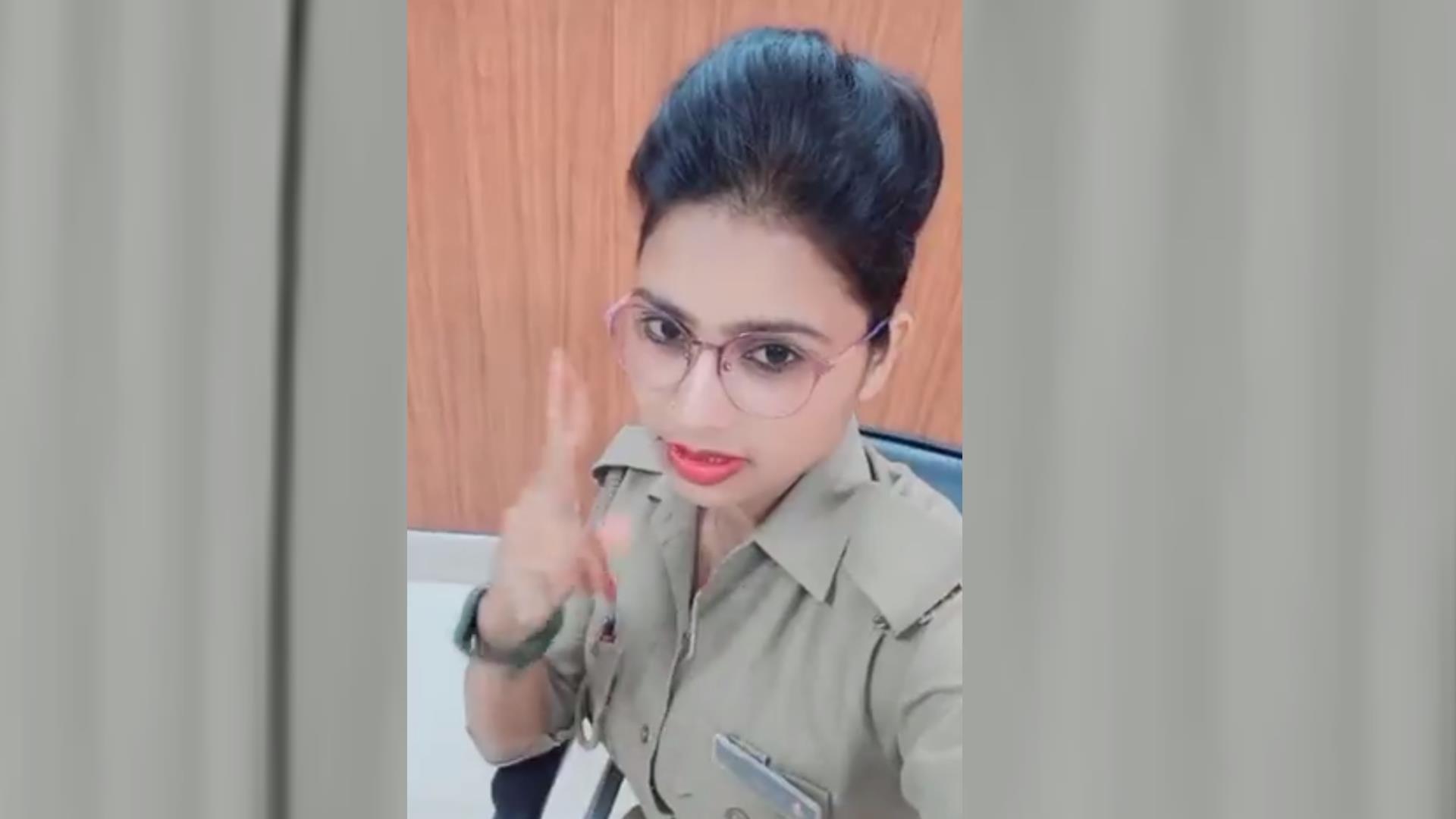 A Woman Sipahi Video Went Viral On Social Media In Bahraich. - Amar Ujala Hindi News Live ...