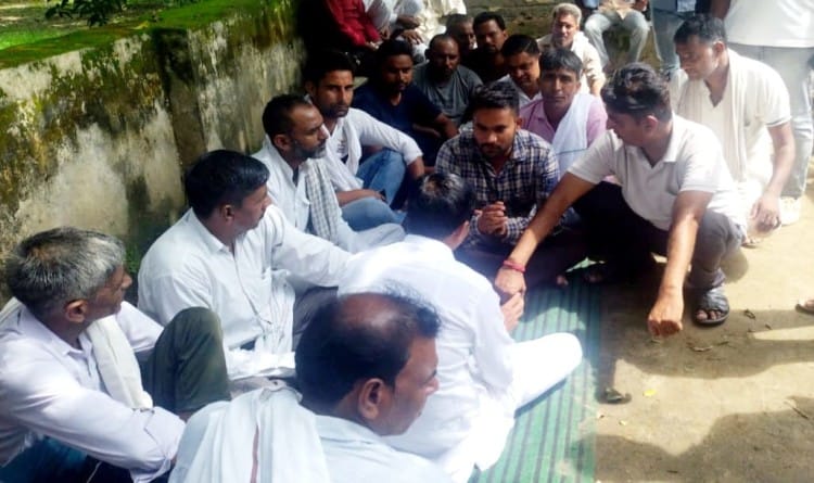 ट्रांसफार्मर खराब होने से क्षुब्ध ग्रामीणों ने दिया बिजलीघर पर धरना ...