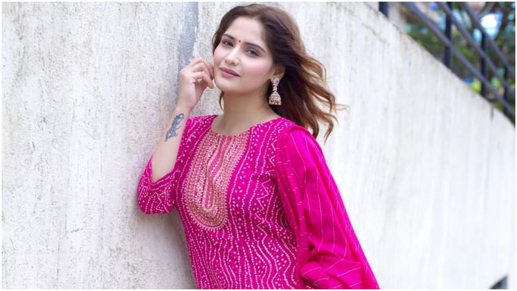 Bigg Boss Fame Arti Singh Gets Six Stitches As She Injures Her Hand At A Mumbai Restaurant ...