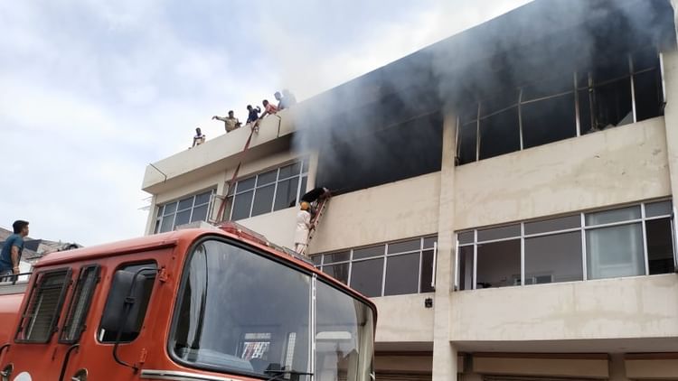 Zirakpur:बलटाना की फर्नीचर मार्केट में लगी आग, दमकल विभाग बुझाने में ...