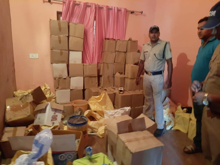 Dehradun:नकली शराब के गोदाम का भंडाफोड़, 150 पेटी जब्त, नामी ब्रांड का ...