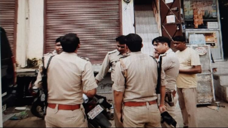 Raid In Hotelsहोटल में प्रेमी जोड़ों को इस हालत में देख दंग रह गए अफसर जब्त किया ये सामान 