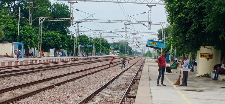 हाथरस :जलेसर रोड रेलवे स्टेशन पर फुट ओवर ब्रिज न होने से यात्री गंवा ...