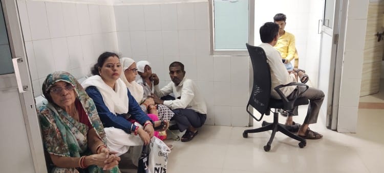 जालौन :सीटी स्कैन मशीन खराब होने से भटक रहे मरीज - Jalaun: Patients ...