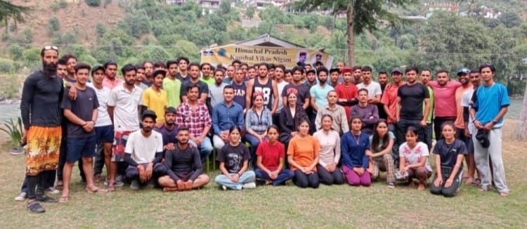 पिरड़ी में रीवर राफ्टिंग के गुर सीख रहे युवा - Youth Learning The ...