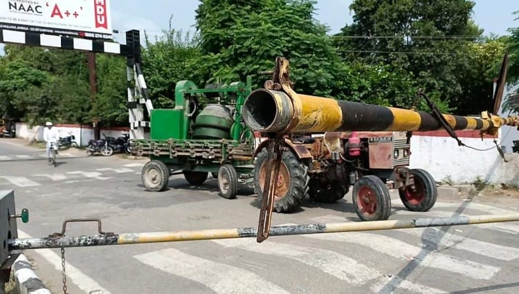 ट्रैक्टर ने रेलवे फाटक तोड़ा - Tractor Broke Railway Gate - Kaithal News