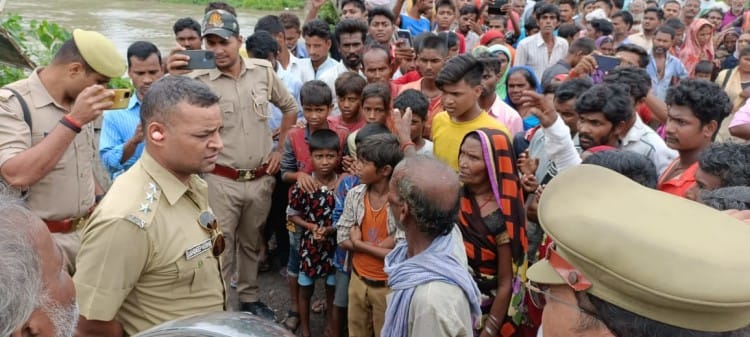 ट्रेन की चपेट में आने से हुई मौत:शव रखकर सड़क पर किया प्रदर्शन, दिया ...