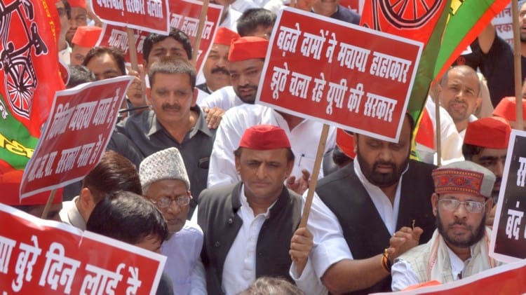 Samajwadi Party Boycotted House By Demonstrating On Road Rld Mlas Took ...