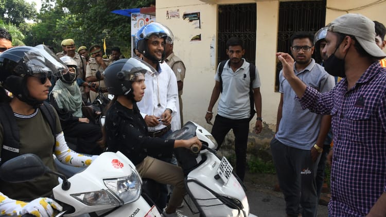 Clashes Between Abvp Workers And Students Late To Picket At Main Gate ...