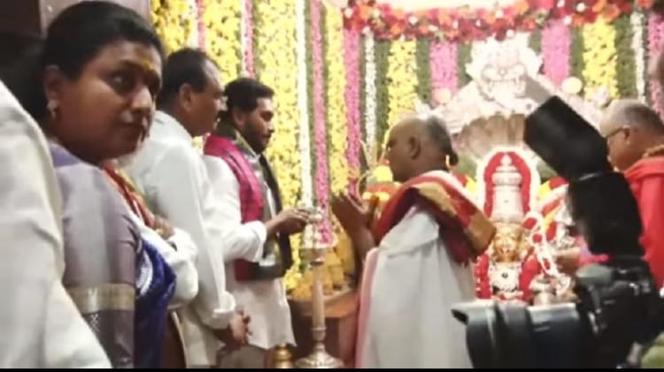 Andhra Pradesh Cm y.s. Jagan Mohan Reddy Perform Pooja And Darshan Of Goddess Gangamma Thalli At ...