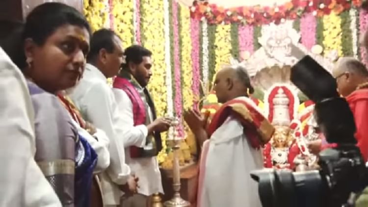 Andhra Pradesh Cm y.s. Jagan Mohan Reddy Perform Pooja And Darshan Of Goddess Gangamma Thalli At ...