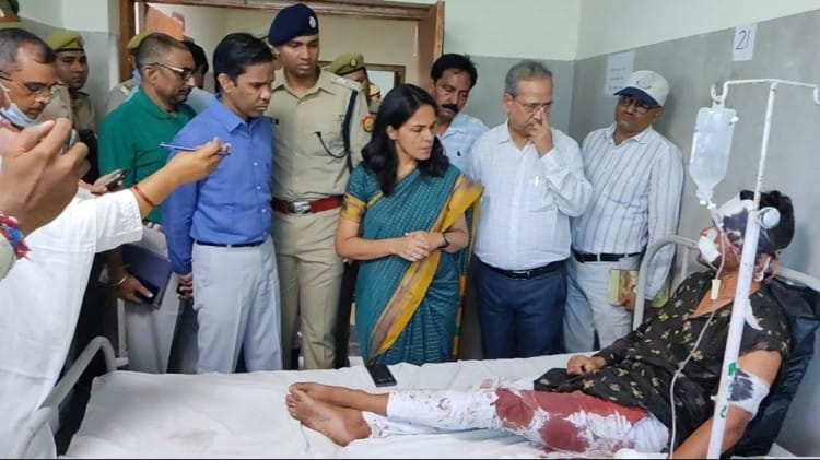 Ias Roshan Jacob:दर्द से कराहते बच्चे को देखकर फफक पड़ीं Ias अधिकारी ...