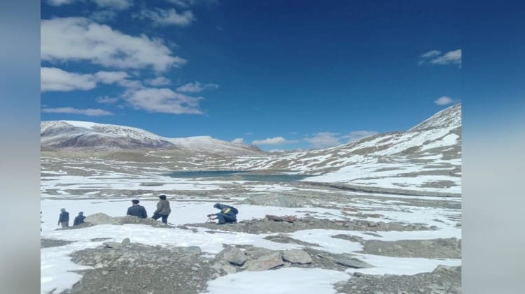 Tourists Played Amidst The Snow On The 16580 Feet High Shinkula Pass ...