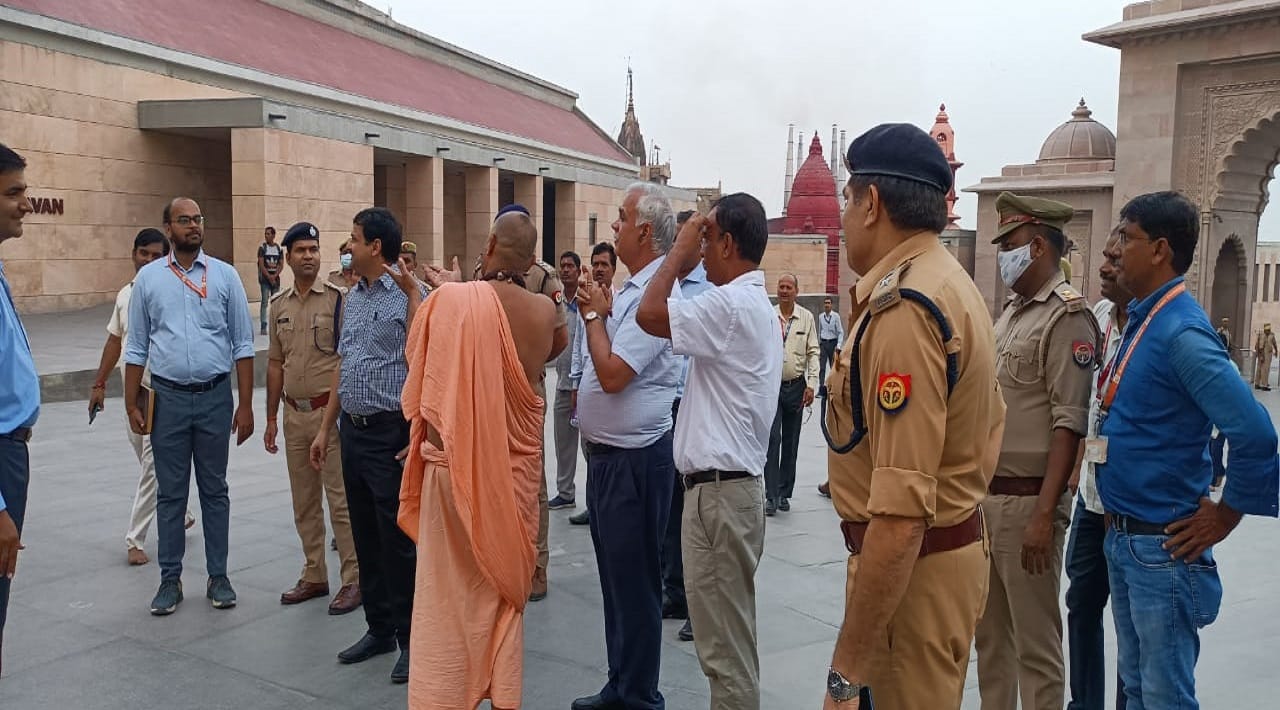 Photos:काशी विश्वनाथ कॉरिडोर में सन्यासी ने रोक लिया मुख्य सचिव का ...